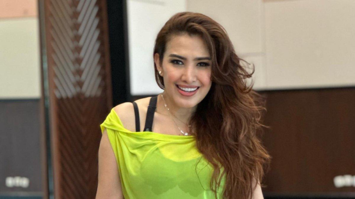 Potret Liza Natalia Tetap Seksi di Usia 50 Tahun, Fokus Jaga Badan ...