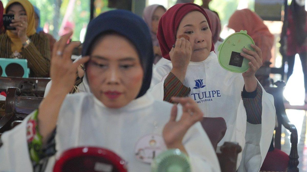 Senam Berkebaya dan Lomba Rias Wajah, DWP Klaten Ajak Anggota Hidup ...