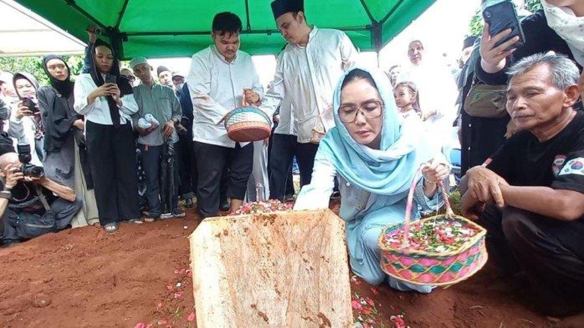 Detik-detik 'Oneng' Usap Batu Nisan Makam Mat Solar, Menangis dan ...