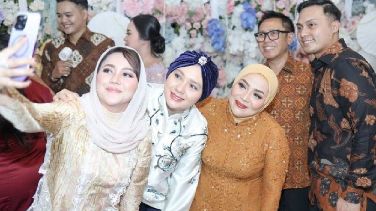 7 Momen Lamaran Dewi Nurmania Anak Muzdalifah, Keluarga Fadel Islami ...