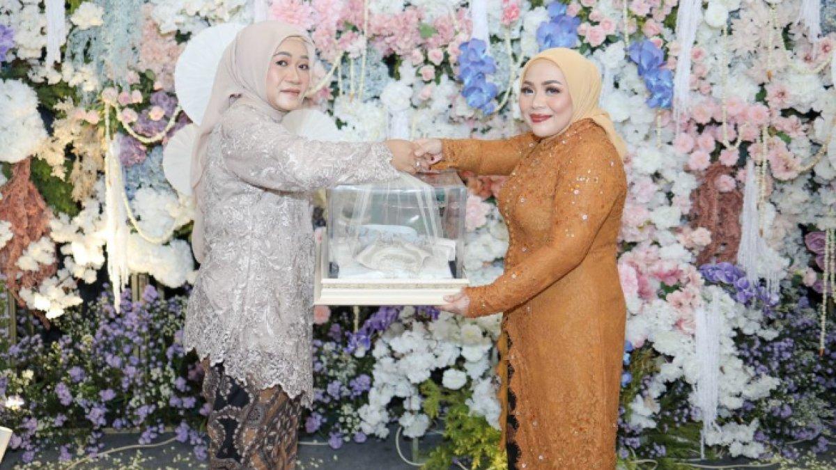 7 Momen Lamaran Dewi Nurmania Anak Muzdalifah, Keluarga Fadel Islami ...