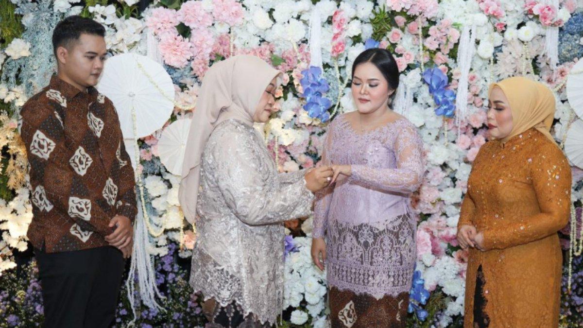 7 Momen Lamaran Dewi Nurmania Anak Muzdalifah, Keluarga Fadel Islami ...
