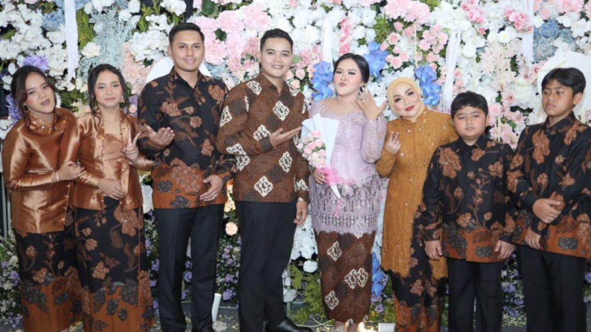 7 Momen Lamaran Dewi Nurmania Anak Muzdalifah, Keluarga Fadel Islami ...