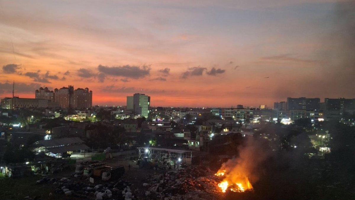 Warga Cengkareng Timur Resah, Video Pembakaran Sampah Ilegal Viral ...