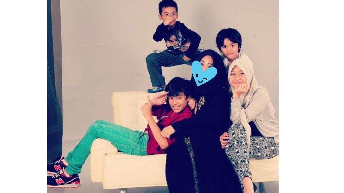 7 Foto Keluarga Umi Pipik Sejak Uje Masih Ada hingga Kini Sudah Wafat ...