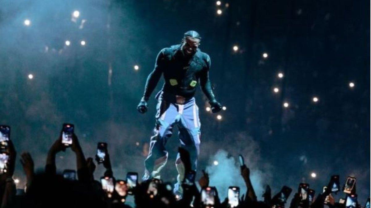 Aksi Drake Tuai Pujian, Hentikan Konser Selamatkan Ibu Hamil, Dipindah ...