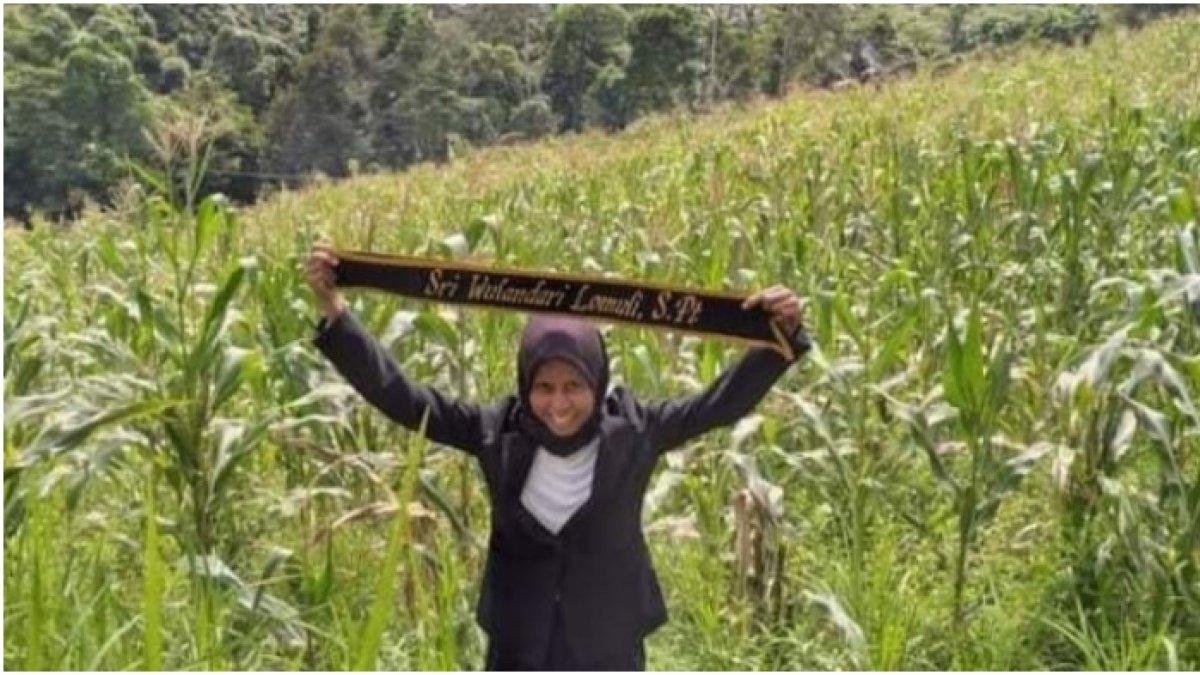 SUKSES Jadi Sarjana, Gadis Tak Malu Foto Depan Rumah Gubuk, Bangga Ayah Buta Berjuang Kuliahkan ...