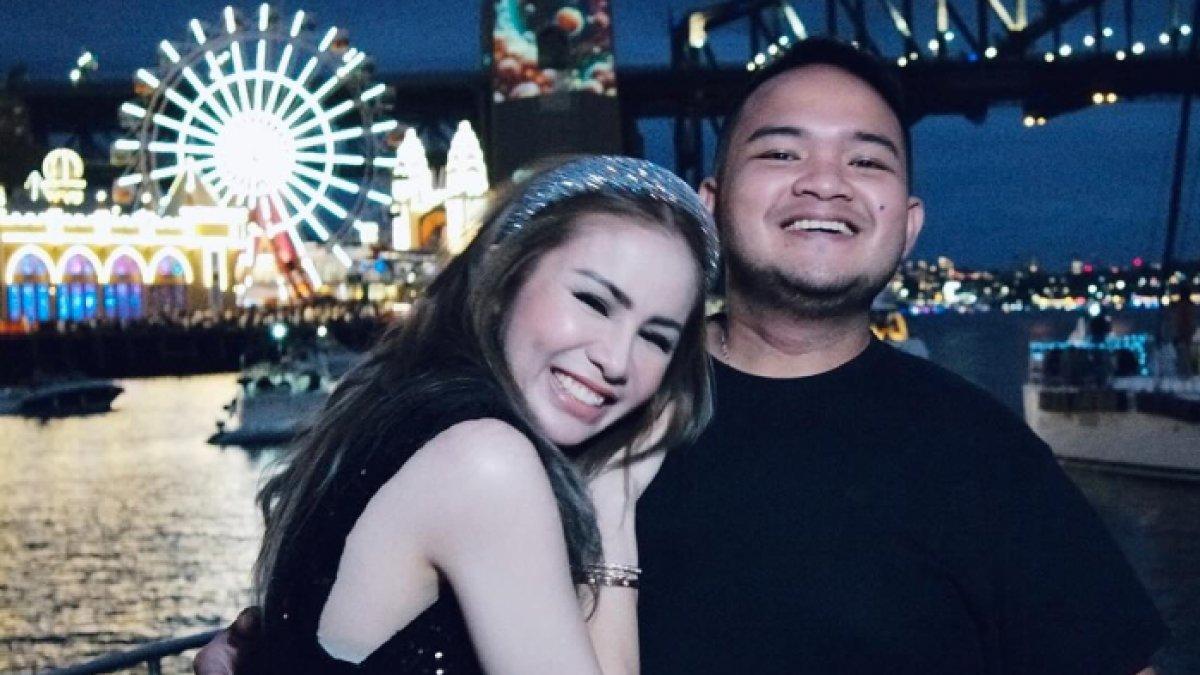 Sumber Uang Nicola Reza Samudra Suami Momo Geisha, Bisa Hadiahi Anak Lapangan Futsal Berstandar ...