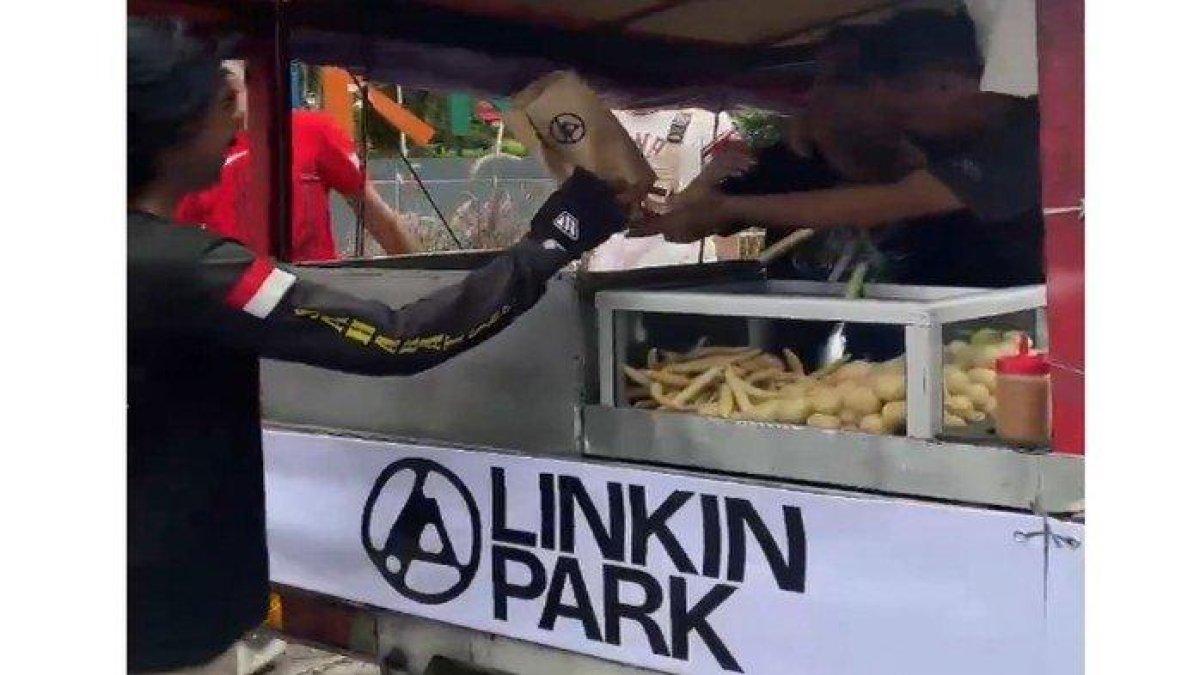 Potret Linkin Park Bagi-bagi Tahu Bulat Pakai Mobil Pick Up di Jakarta Jelang Konser: Ini ...