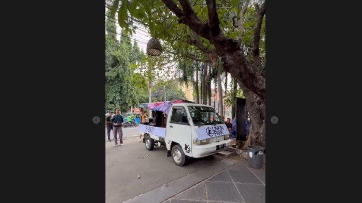 Potret Linkin Park Bagi-bagi Tahu Bulat Pakai Mobil Pick Up di Jakarta Jelang Konser: Ini ...