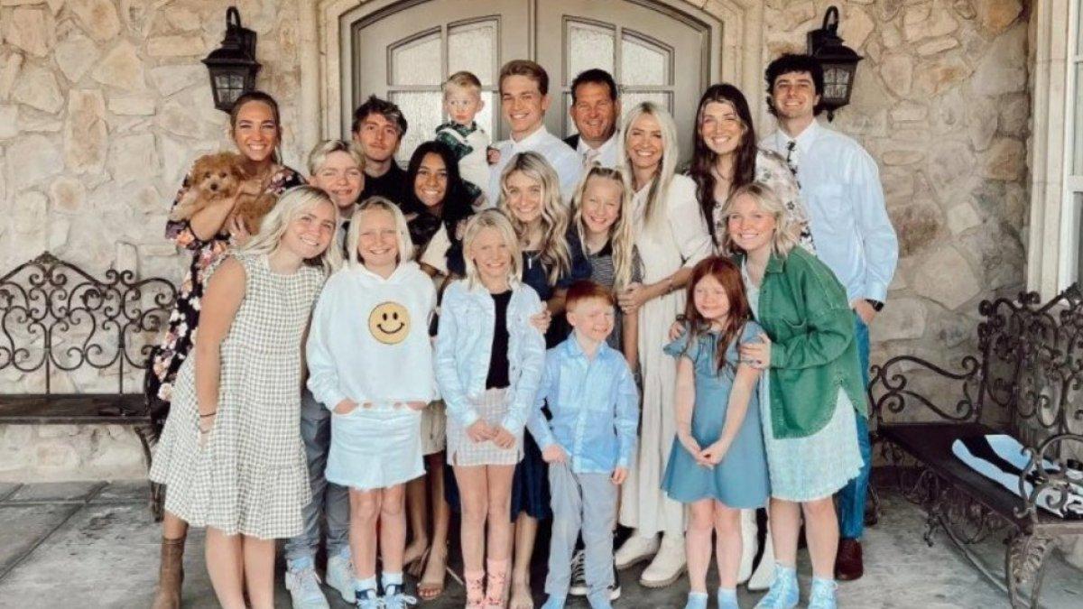 Potret Ibu Punya 16 Anak Selama 23 Tahun Nikah, 7 Anak Kandung dan 9 Anak Angkat, Tiap Tahun ...