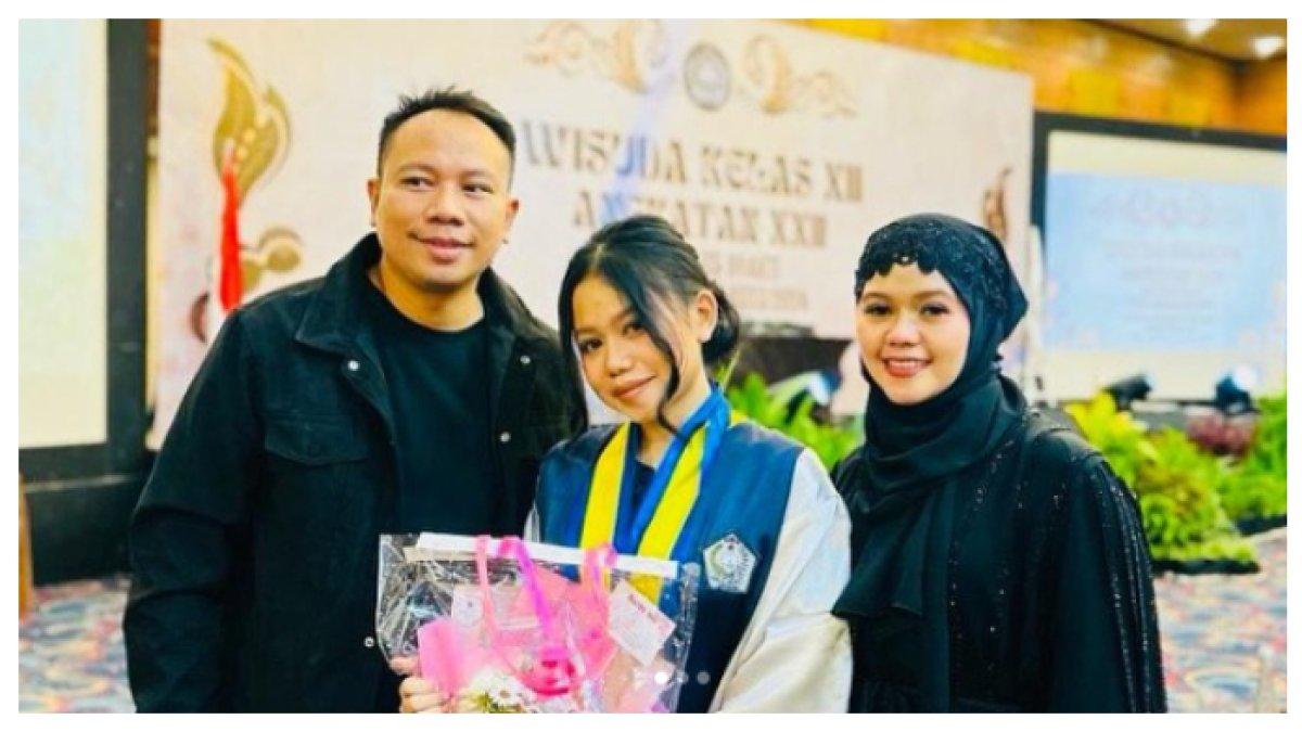 7 Foto Vicky Prasetyo Hadiri Wisuda Anak, Akur dengan Mantan Istri Pertama, Ini Sosoknya ...