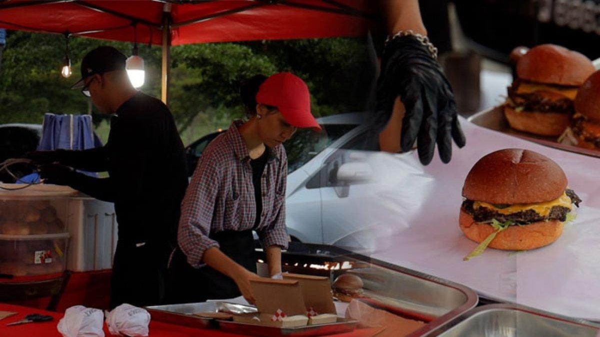 Dulu Agen Real Estate, Pria Ini Sekarang Pilih Jualan Burger Pinggir ...