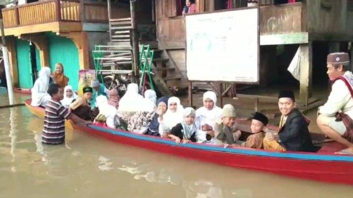 Perjuangan Warga Muratara Sumsel Rayakan Lebaran, Terpaksa Naik Perahu ...