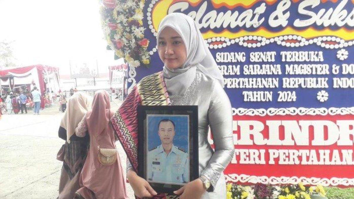 SOSOK Diah Nurani, Istri Anggota TNI Bawa Foto di Acara Wisuda, Suami Gugur Kecelakaan Pesawat ...