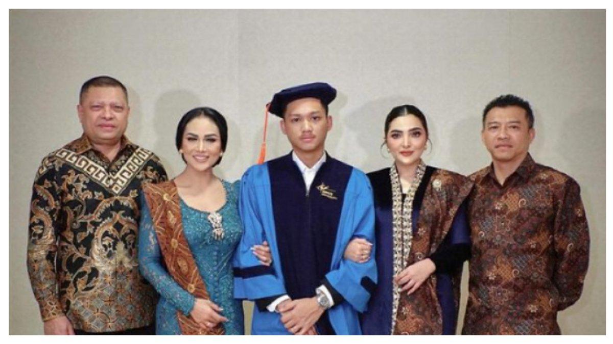 Azriel Wisuda S1, Kris Dayanti Sebut Keajaiban, Terima Kasih ke Anang & Ashanty: Saya Gak ...