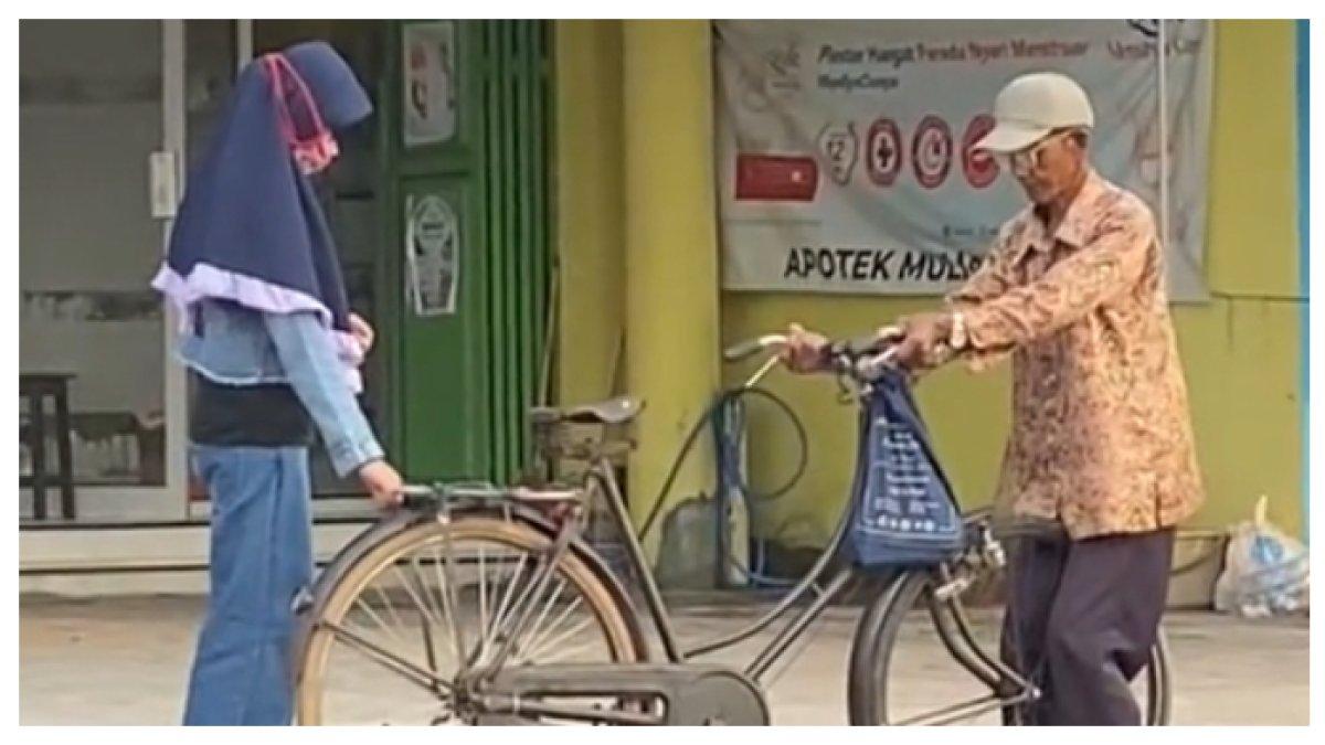 Bikin Mewek Massal, Gadis Ini Tak Malu Dibonceng Bapaknya Naik Sepeda Tua, Auto Nostalgia Masa ...