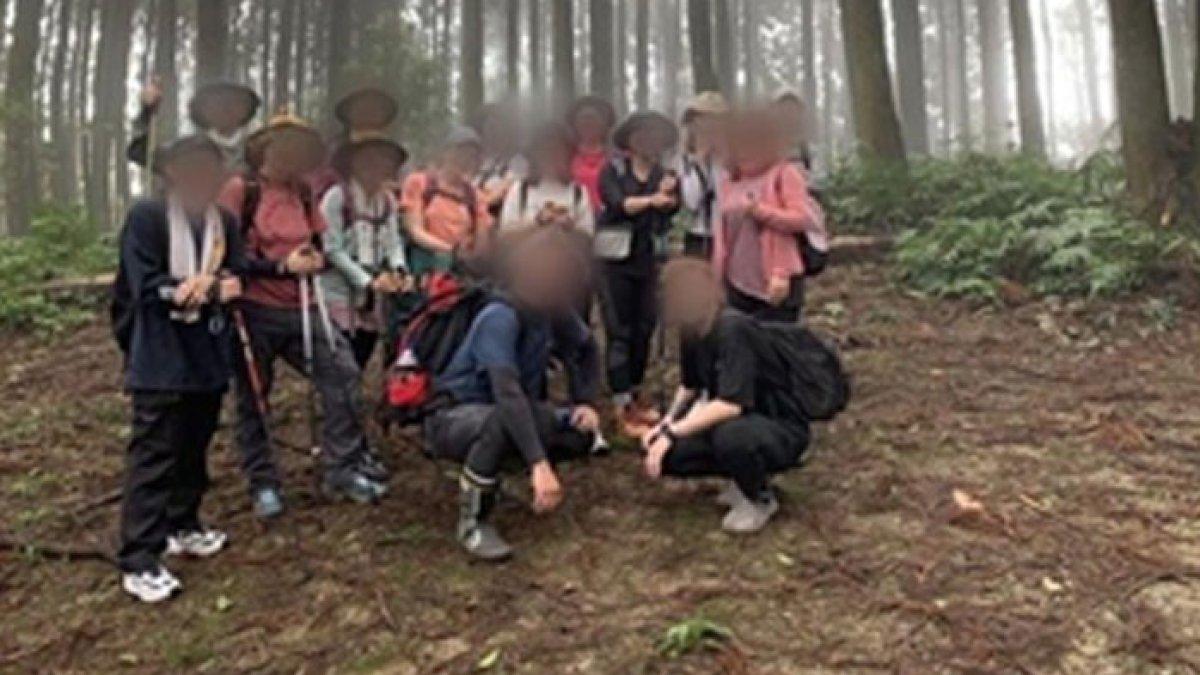 15 Orang Pose Bareng Setelah Piknik di Gunung, Hasilnya Buat Merinding ...