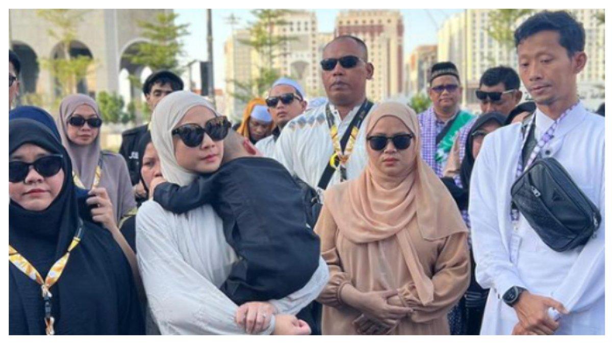 5 Potret Nagita Slavina Ibadah Umrah Pakai Baju Gamis Seharga Rp14 Juta ...