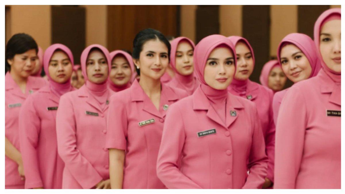 5 Potret Kadek Devie Berseragam Bhayangkari saat Dampingi Suami Jadi ...