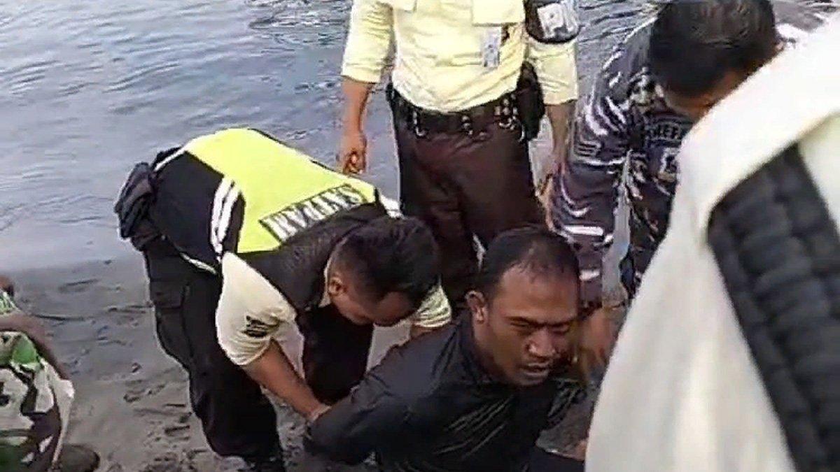 Takut Ditangkap Polisi, Pelaku Curanmor Ceburkan Diri ke Laut, Motor Hasil Curian Gagal Dibawa ...