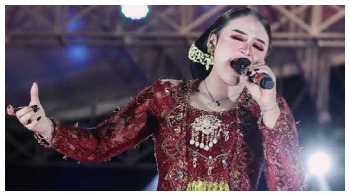 5 Potret Penyanyi Sinden Niken Salindry, Kini Viral Video Borong ...