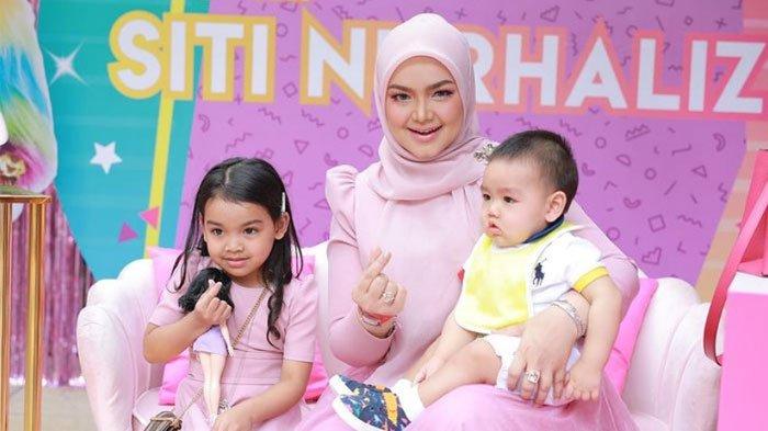7 Selebritis Ini Hamil di Usia 40an sama Seperti Syahrini, Ada yang ... 7 Selebritis Ini Hamil di Usia 40an sama Seperti Syahrini, Ada yang ...