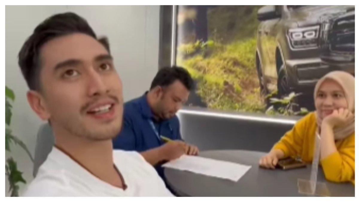 5 Potret Verrel Bramasta Belikan Mobil Baru untuk Ibu Tirinya, Ramai Dipuji, Sang Ibu Bahagia ...