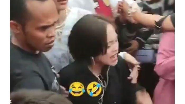 VIRAL Jeje Slebew Ngamuk saat Dikerumuni Fans, Aksi Seleb SCBD Ini ...