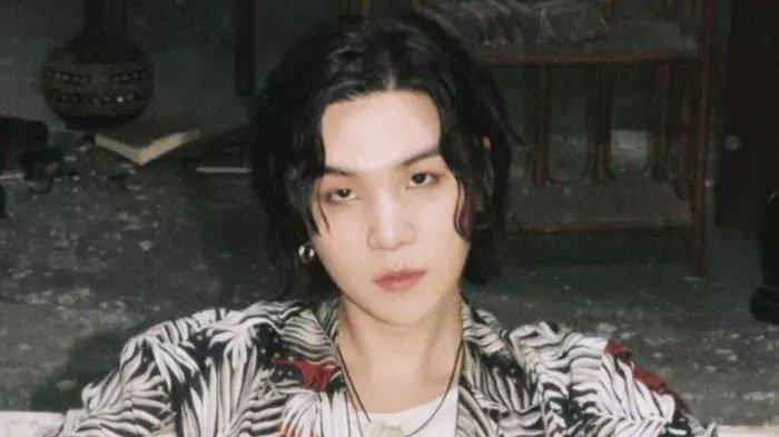 Berdamage! Visual Suga BTS di MV 'Haegeum' Bikin ARMY Tak Berkedip ...