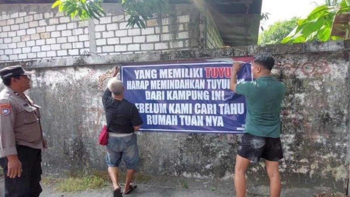KESAL Uang Hilang, Warga Lamongan Pasang Spanduk Larang Tuyul Beraksi, Ketua RT Beri Izin: Biar ...