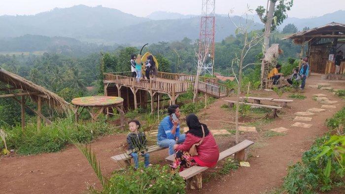 Bukit Tandus Bekas Galian Pasir di Desa Cibaregbeg Cianjur Disulap Jadi ...