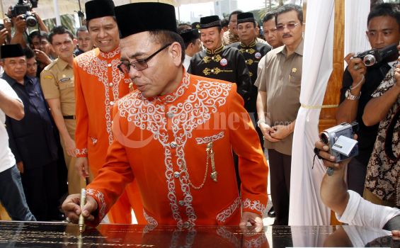 Massa Pukul Mantan Gubernur Aceh Irwandi Yusuf - TribunNews.com Massa Pukul Mantan Gubernur Aceh Irwandi Yusuf - TribunNews.com