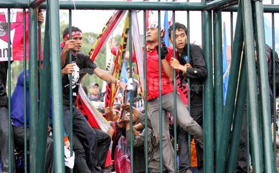 Massa Demonstran Berusaha Jebol Pagar DPR - TribunNews.com