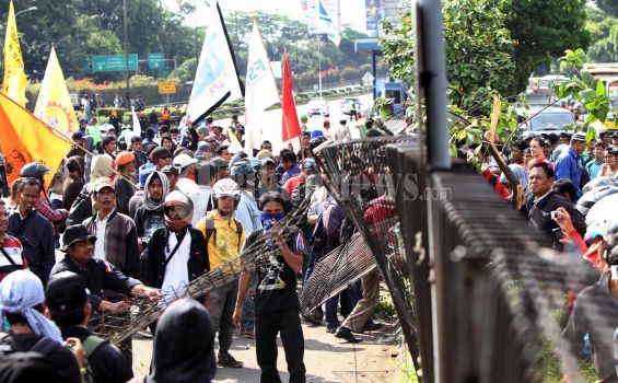 Tembok Gerbang Utama Gedung DPR Dirobohkan Pendemo - TribunNews.com