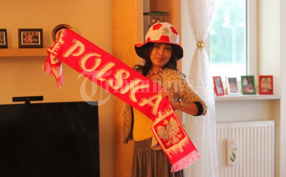 WNI di Warsawa Dukung Polandia karena Warna Bendera Sama - TribunNews.com