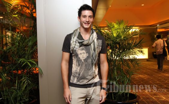 Mike Lewis Merasa Komplet Berakting dan Modeling - TribunNews.com