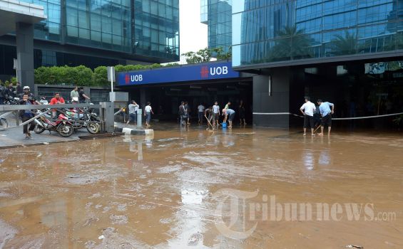 Sejumlah Karyawati di UOB Menangis Histeris Diterjang Banjir ...