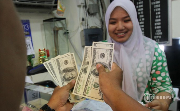 Rupiah Terpuruk, Warga Ramai-ramai Jual Dollar AS - TribunNews.com
