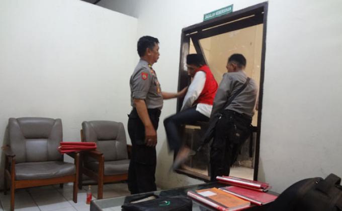 Terdakwa Masuk Ruang Sidang Terpaksa Lewat Jendela. - TribunNews.com