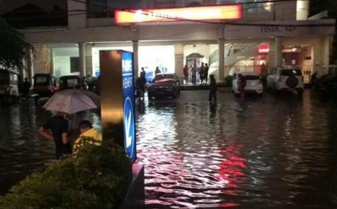 Terendam Banjir, Jalan Depan Kem Chicks Kemang Tak Bisa Dilewati ...