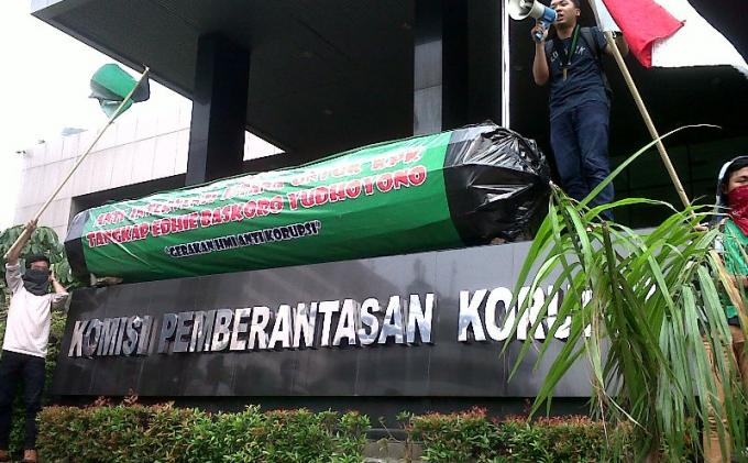 HMI Kasih Pil Kuat Raksasa ke KPK untuk Tangkap Ibas - TribunNews.com