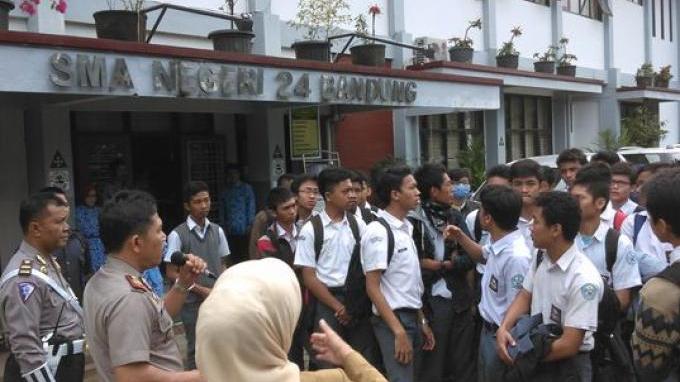 Siswa SMAN 24 Bandung Demo karena Disanksi Cuci Mobil Guru - TribunNews.com