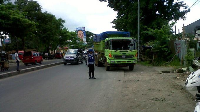 Truk Roda 10 Jangan Coba Beroperasi Siang Hari - TribunNews.com