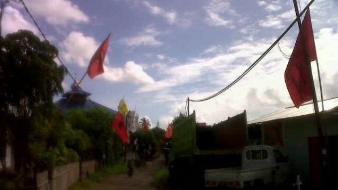 Bendera Parpol dan Baliho Caleg Masih Bertebaran di Manado - TribunNews.com