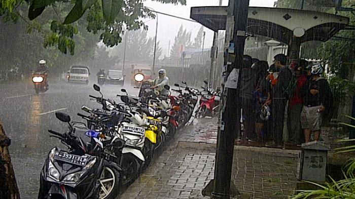 Hujan Reda, Jalan di Kawasan Menteng Macet - TribunNews.com