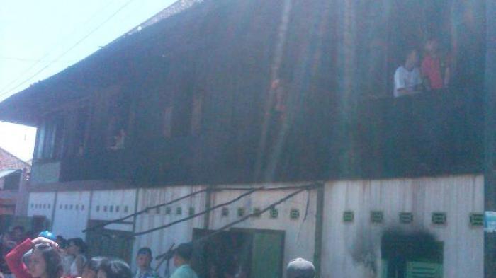 Api Hampir Melahap Semua Dinding Rumah Panggung - TribunNews.com