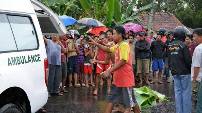 Jatuh dari Motor Astuti Tewas Terlindas Truk Tronton - TribunNews.com