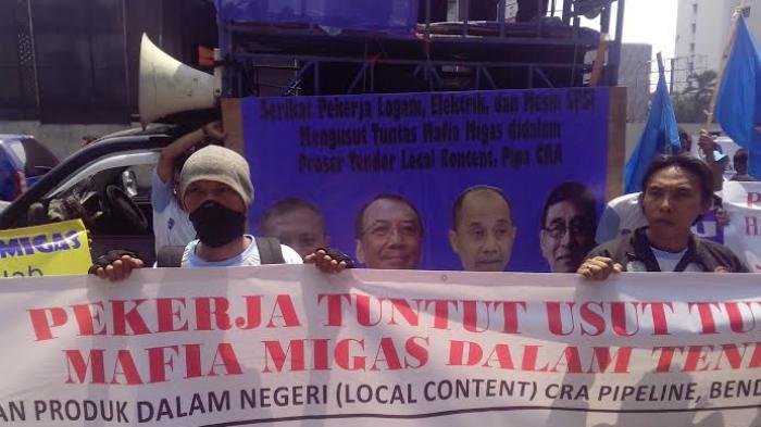 Buruh PT Cladtex Demo di Depan Gedug SKK Migas - TribunNews.com