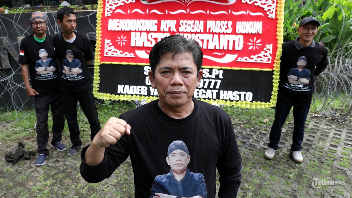 Eks Kader PDIP yang Dipecat Hasto Hadir ke Kantor KPK, Sujud Syukur Praperadilan Tak Diterima ...